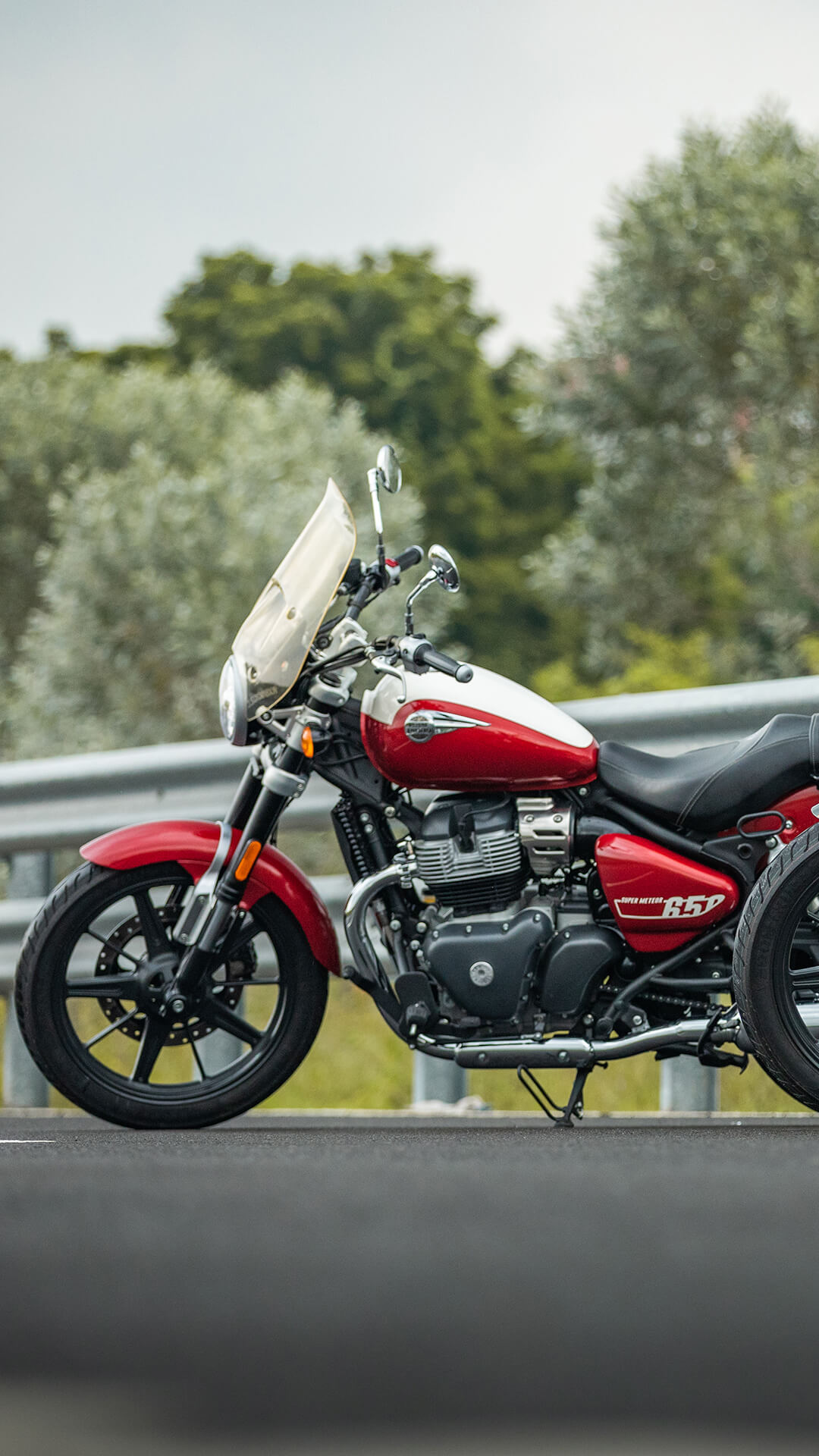 Royal Enfield Super Meteor 650 Motorcycle Features & Images | Royal Enfield