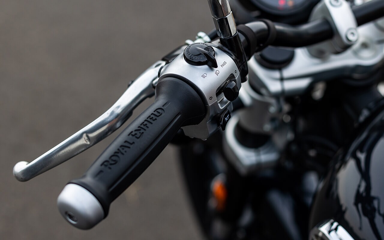 Royal Enfield Super Meteor 650 Motorcycle Features & Images | Royal Enfield