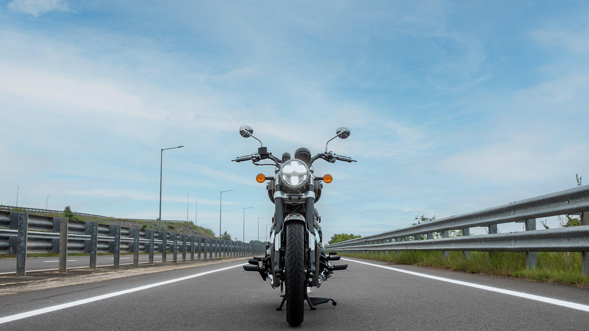 Royal Enfield Super Meteor 650 Motorcycle Features & Images | Royal Enfield