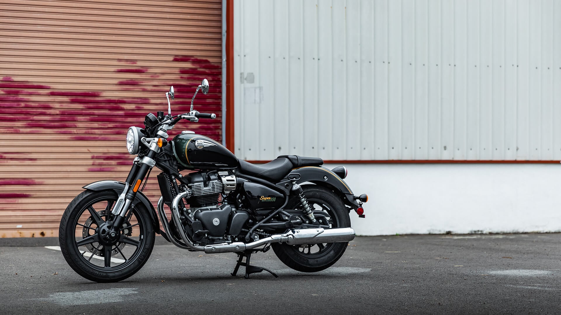 Royal Enfield Super Meteor 650 Motorcycle Features & Images | Royal Enfield